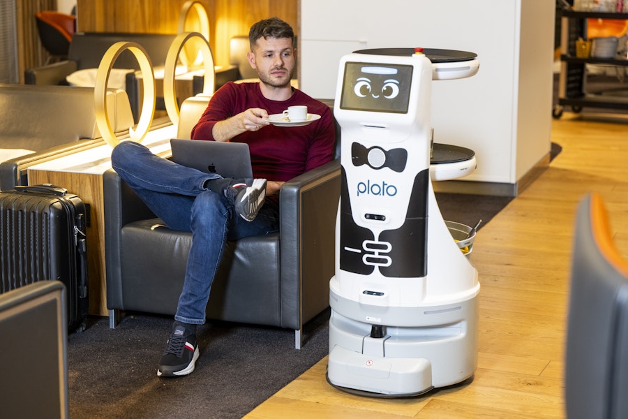 Plato : Lyon Aéroport adopte le robot collaborateur au salon Confluence ...