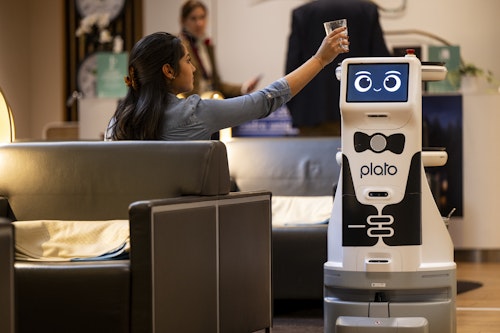 Plato : Lyon Aéroport adopte le robot collaborateur au salon Confluence ...